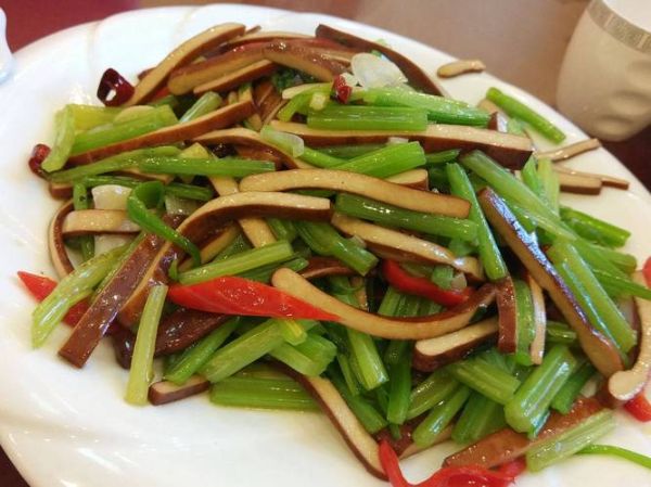 芹菜和什么搭配最营养_芹菜最佳食物搭配有哪些-第1张图片-山城妙识
