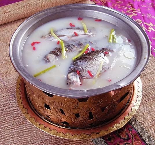 鲫鱼汤放什么食材最鲜_鲫鱼和什么一起炖汤好喝-第3张图片-山城妙识