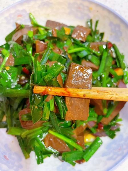 韭菜炒鸭血怎么做_鸭血炒韭菜需要焯水吗-第2张图片-山城妙识