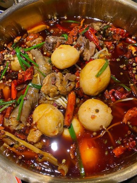 芋儿烧鸡怎么做才正宗_芋儿烧鸡最地道的做法-第1张图片-山城妙识