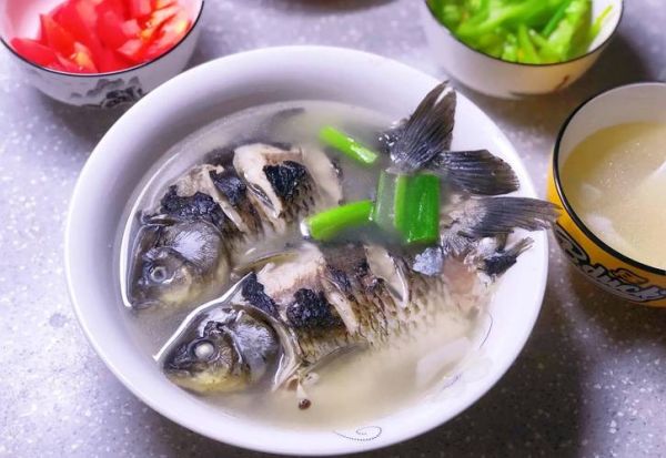 鲫鱼汤怎样熬_鲫鱼汤熬多久才白-第3张图片-山城妙识