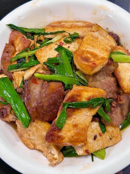 蒜苗豆腐炒肉怎么做_家常做法步骤详解-第1张图片-山城妙识
