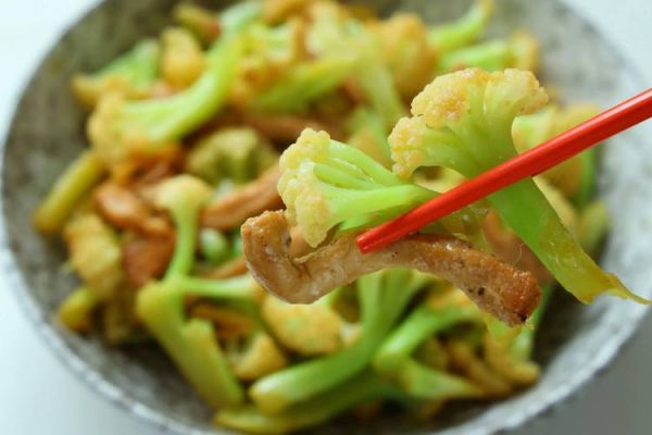鸡肉炒菜花家常做法_怎么炒才嫩-第2张图片-山城妙识