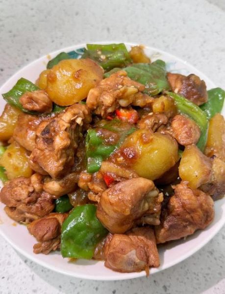 鸡肉焖土豆怎么做_鸡肉焖土豆需要焯水吗-第1张图片-山城妙识