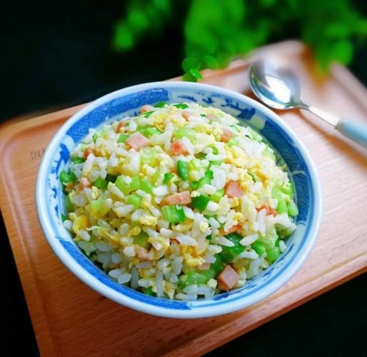 蛋炒饭怎么做才好吃_家常蛋炒饭的简单做法-第1张图片-山城妙识