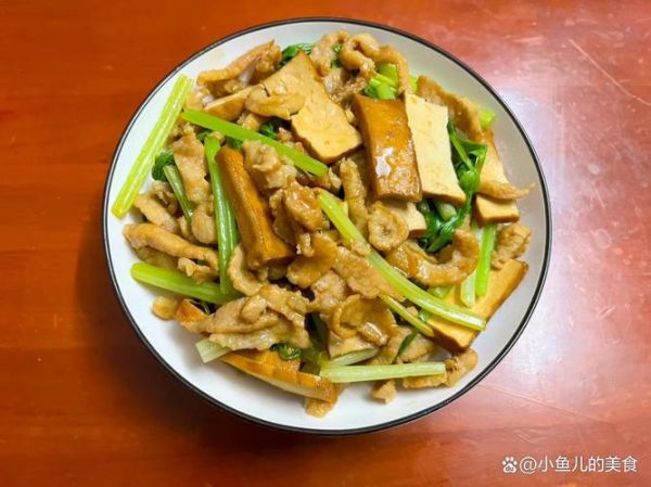 芹菜香干炒肉丝怎么炒才脆嫩_芹菜香干炒肉丝热量高吗-第3张图片-山城妙识