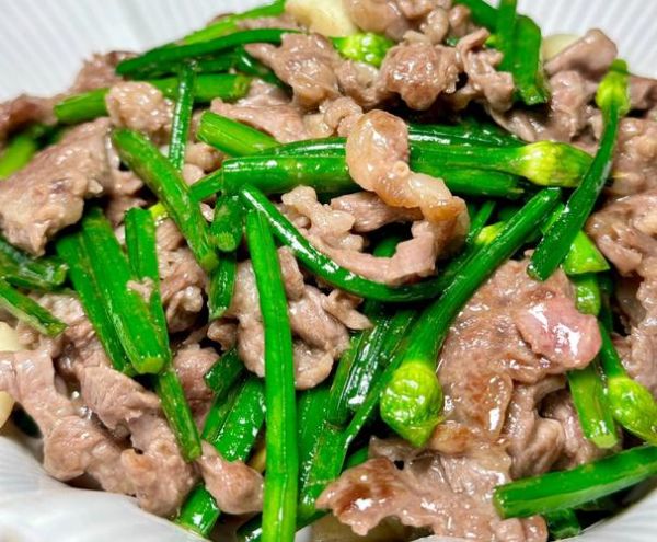 韭菜花炒牛肉怎么做_韭菜花炒牛肉的家常做法-第1张图片-山城妙识