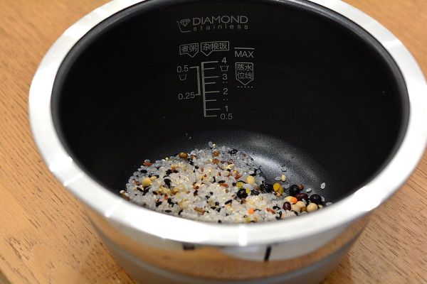电饭煲煮杂粮粥要泡多久_电饭煲杂粮粥放多少水-第3张图片-山城妙识