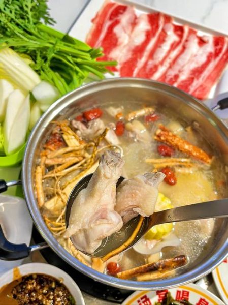 鸡和什么煲汤好喝_鸡煲汤放什么食材最营养-第1张图片-山城妙识