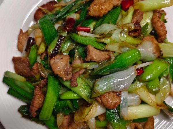 蒜苗炒肉蒜苗要焯水吗_焯水还是不焯水-第3张图片-山城妙识