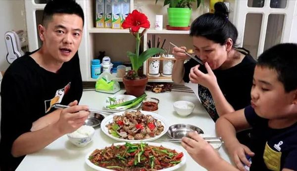 馋嘴王小闹今天视频_王小闹吃了什么-第2张图片-山城妙识