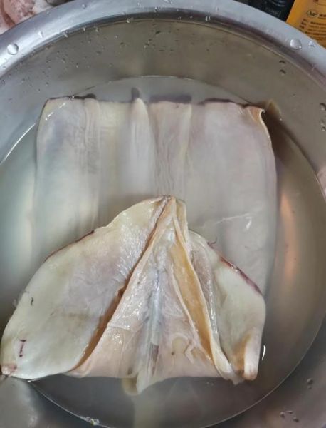 干鱿鱼不用碱怎么泡发_干鱿鱼快速软化的方法-第1张图片-山城妙识