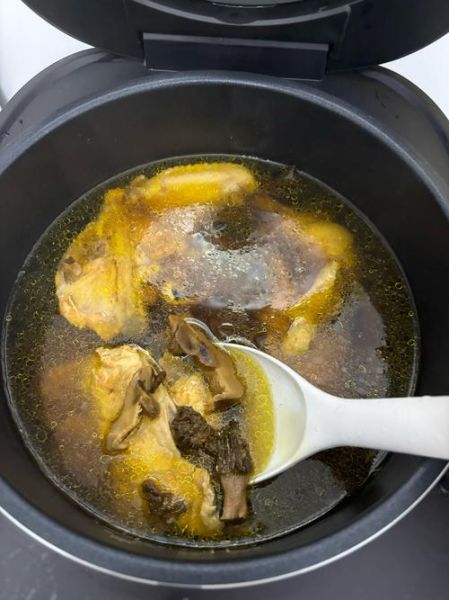 鸡汤怎么炖好喝不油腻_炖鸡汤去油技巧-第1张图片-山城妙识
