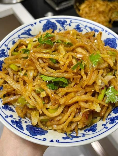 炒饼丝怎么炒不粘锅_炒饼丝最好吃的做法步骤-第1张图片-山城妙识