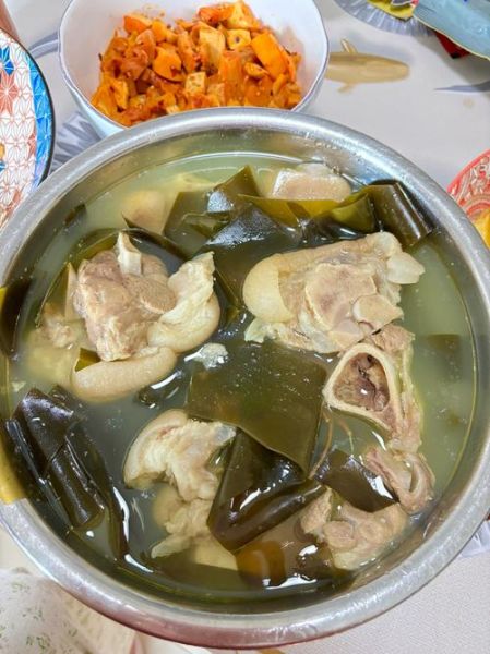 海带黄豆猪蹄汤怎么做_海带黄豆猪蹄汤的功效-第1张图片-山城妙识