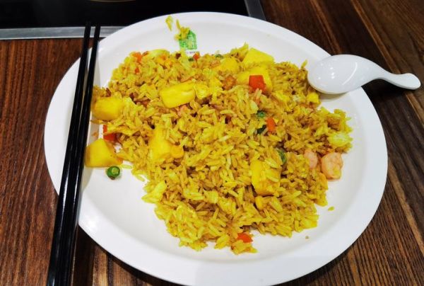 虾仁菠萝炒饭怎么做_菠萝炒饭要不要先炒菠萝-第2张图片-山城妙识