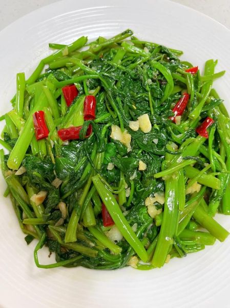蒜蓉空心菜怎么炒不黑_蒜蓉空心菜焯水几分钟-第2张图片-山城妙识