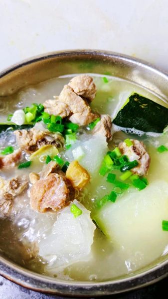 骨头炖冬瓜汤怎么做_骨头炖冬瓜汤要焯水吗-第1张图片-山城妙识
