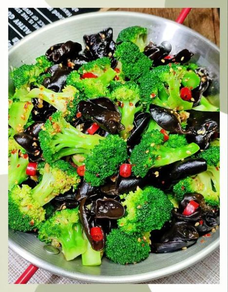 凉拌西兰花木耳怎么做_焯水几分钟才脆绿-第1张图片-山城妙识