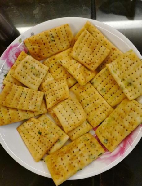 香葱苏打饼干孕妇可以吃吗_孕期吃香葱苏打饼干注意事项-第1张图片-山城妙识