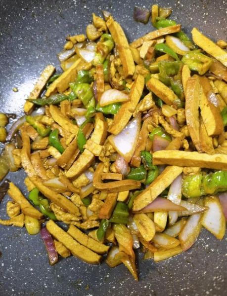 青椒豆干炒肉怎么做_青椒豆干炒肉热量高吗-第2张图片-山城妙识 青椒豆干炒肉怎么做_青椒豆干炒肉热量高吗-第2张图片-山城妙识