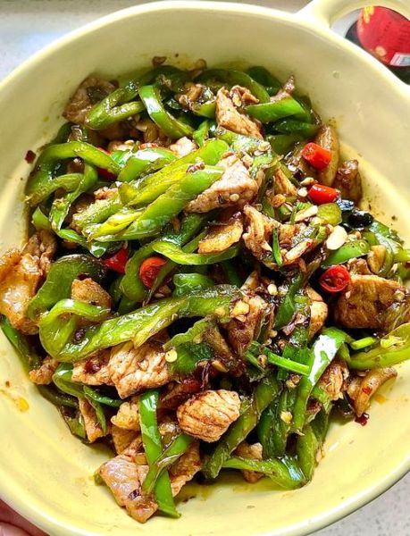 辣椒蒜苗炒瘦肉怎么做_辣椒蒜苗炒瘦肉先炒什么-第1张图片-山城妙识 辣椒蒜苗炒瘦肉怎么做_辣椒蒜苗炒瘦肉先炒什么-第1张图片-山城妙识