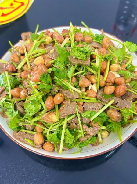 香菜和什么一起炒好吃_香菜炒牛肉怎么做-第3张图片-山城妙识