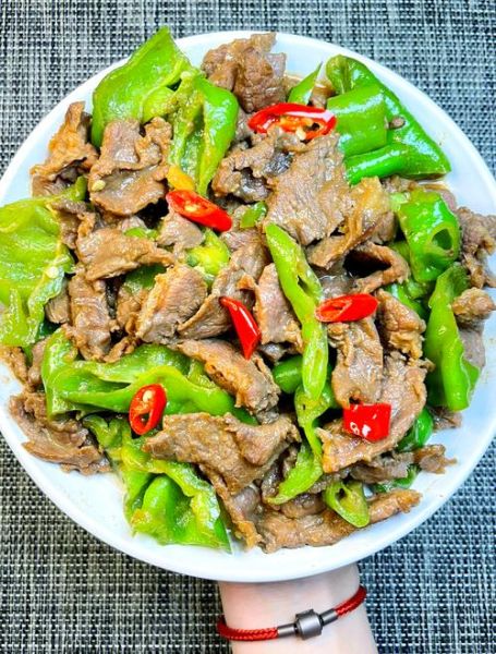 辣椒炒牛肉怎么炒好吃_牛肉嫩滑不柴的秘诀-第1张图片-山城妙识