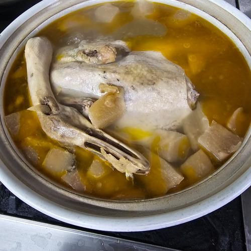 酸萝卜老鸭汤里面炖什么好吃_最佳搭配食材推荐-第1张图片-山城妙识