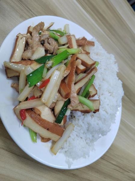 香干肉丝饭怎么做_香干肉丝饭热量高吗-第1张图片-山城妙识