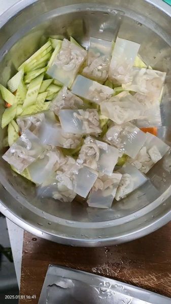 皮冻汤熬成奶白色咋办_皮冻汤变白还能吃吗-第2张图片-山城妙识 皮冻汤熬成奶白色咋办_皮冻汤变白还能吃吗-第2张图片-山城妙识