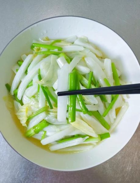 清炒水芹菜怎么炒好吃_水芹菜焯水几分钟-第1张图片-山城妙识 清炒水芹菜怎么炒好吃_水芹菜焯水几分钟-第1张图片-山城妙识