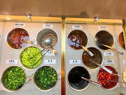 火锅店调料台有多少种调料_如何搭配才好吃-第2张图片-山城妙识 火锅店调料台有多少种调料_如何搭配才好吃-第2张图片-山城妙识