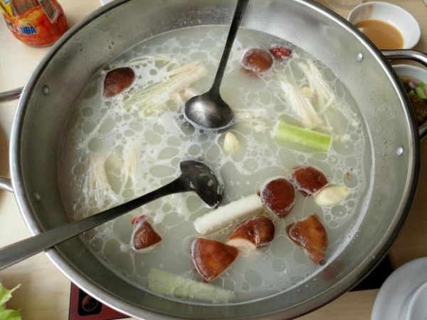三鲜火锅怎么做_三鲜火锅底料怎么调-第1张图片-山城妙识