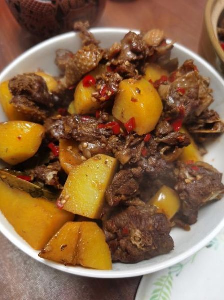 鸭子炖土豆的家常做法_鸭子炖土豆怎么做好吃-第1张图片-山城妙识 鸭子炖土豆的家常做法_鸭子炖土豆怎么做好吃-第1张图片-山城妙识