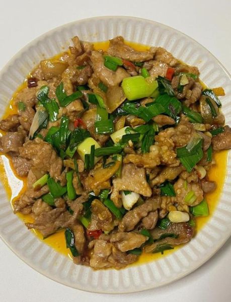 蒜苗炒肉丝怎么炒最好吃_家常做法-第1张图片-山城妙识