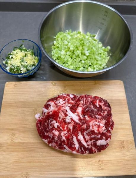 芹菜牛肉饺子怎么调馅_芹菜牛肉饺子做法步骤-第1张图片-山城妙识 芹菜牛肉饺子怎么调馅_芹菜牛肉饺子做法步骤-第1张图片-山城妙识