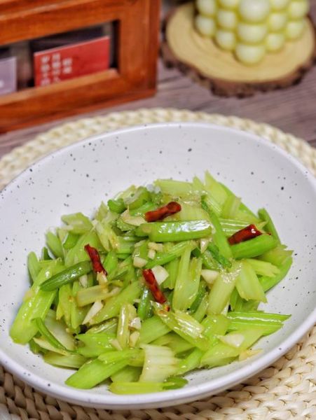 素炒芹菜怎么炒好吃窍门_芹菜不柴不软技巧-第1张图片-山城妙识 素炒芹菜怎么炒好吃窍门_芹菜不柴不软技巧-第1张图片-山城妙识