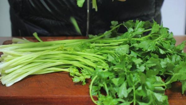 芹菜包饺子怎么调馅_芹菜饺子馅要不要焯水-第1张图片-山城妙识 芹菜包饺子怎么调馅_芹菜饺子馅要不要焯水-第1张图片-山城妙识