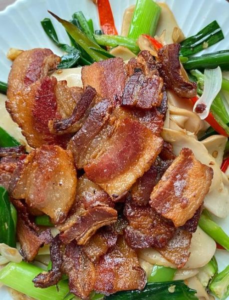青蒜炒腊肉怎么炒好吃_腊肉炒青蒜要不要焯水-第1张图片-山城妙识 青蒜炒腊肉怎么炒好吃_腊肉炒青蒜要不要焯水-第1张图片-山城妙识