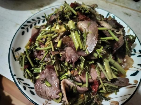 香椿炒腊肉怎么做_香椿炒腊肉的家常做法-第2张图片-山城妙识 香椿炒腊肉怎么做_香椿炒腊肉的家常做法-第2张图片-山城妙识