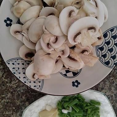 炒蘑菇隔夜能吃吗_蘑菇隔夜怎么保存-第1张图片-山城妙识