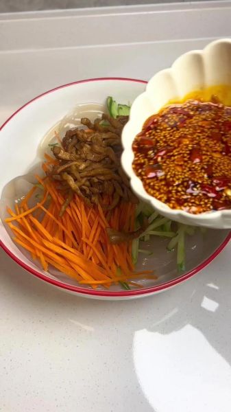 肉丝拉皮的家常做法_肉丝拉皮怎么做才好吃-第1张图片-山城妙识