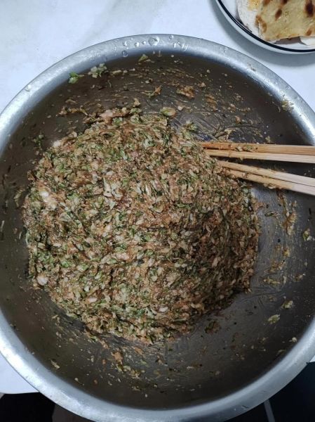 槐花饺子馅怎么做好吃_槐花饺子馅调馅技巧-第3张图片-山城妙识 槐花饺子馅怎么做好吃_槐花饺子馅调馅技巧-第3张图片-山城妙识