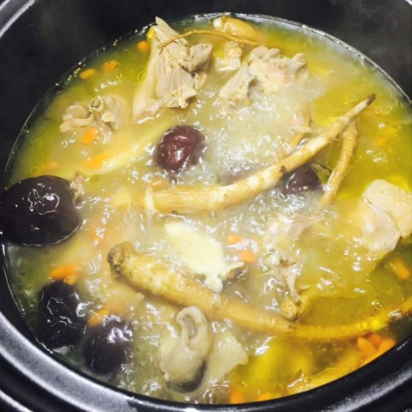 冬天煲鸡汤放什么药材好_适合老人小孩的药材有哪些-第1张图片-山城妙识 冬天煲鸡汤放什么药材好_适合老人小孩的药材有哪些-第1张图片-山城妙识