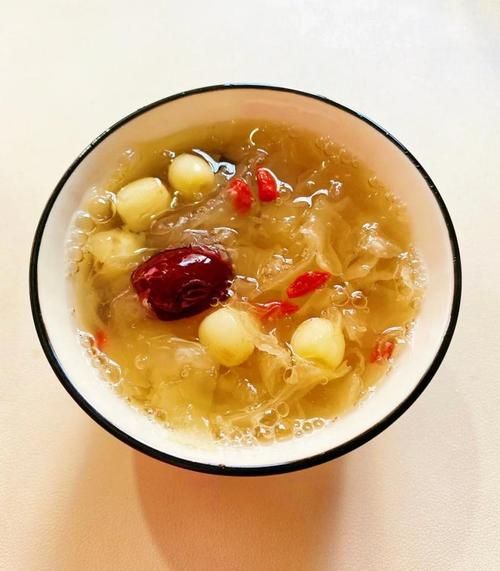 银耳莲子羹怎么煮_银耳莲子羹做法步骤-第3张图片-山城妙识