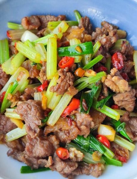 芹菜炒牛肉沫怎么做_芹菜炒牛肉沫的家常做法-第1张图片-山城妙识