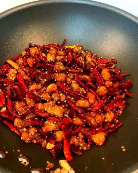 辣子鸡丁怎么做才正宗_正宗辣子鸡丁的窍门-第3张图片-山城妙识