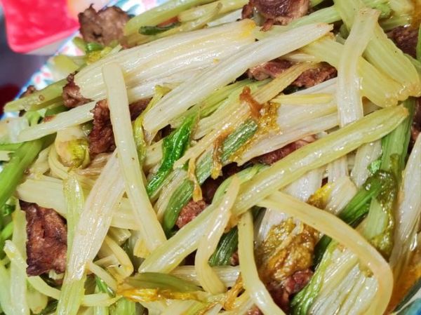 芹菜炒肉丝怎么炒才嫩_正宗做法步骤详解-第2张图片-山城妙识