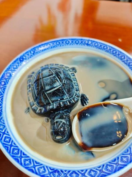 龟苓膏是什么做的_龟苓膏里面有乌龟吗-第1张图片-山城妙识